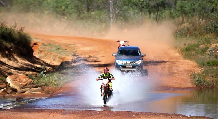 Motology Films: 4WD versus MOTO - Transmoto
