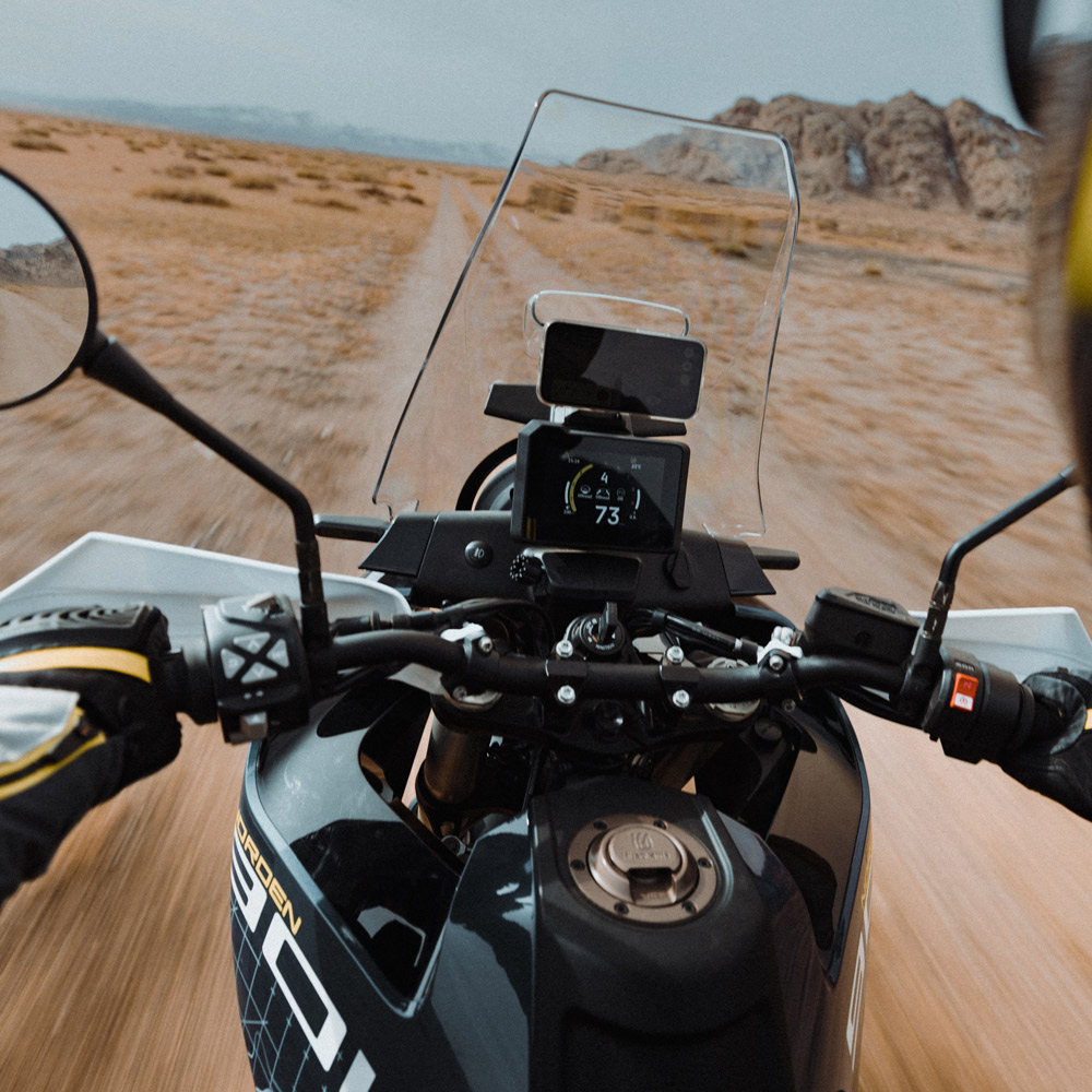 Husqvarna 901 Expedition / Connectivity Tech - Transmoto