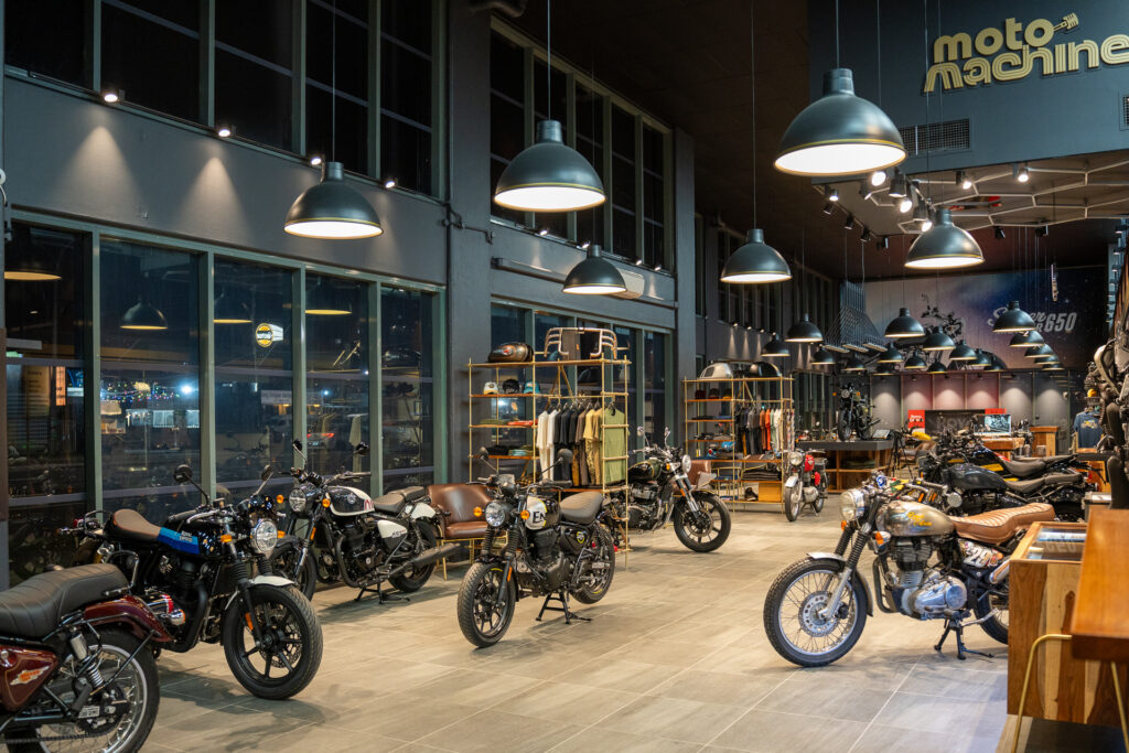 ROYAL ENFIELD OPENS FLAGSHIP NEW STORE - Transmoto
