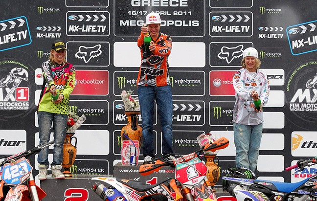 Steph Laier above the weather at the MX3 - Transmoto