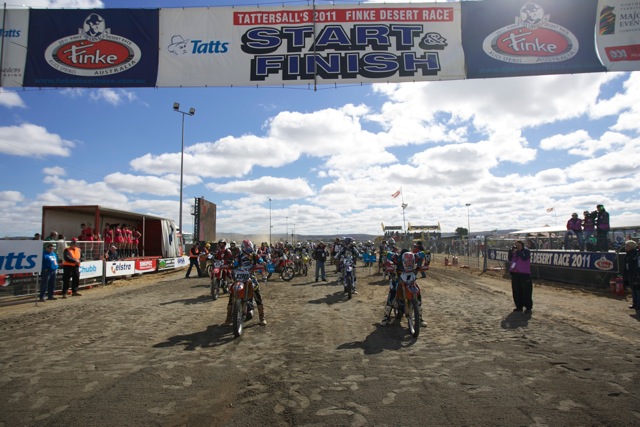 Grabham wins his fourth Finke with a broken hand! - Transmoto